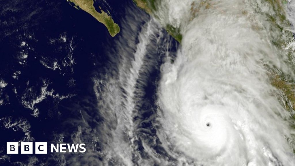 Hurricane Patricia makes landfall in Mexico - BBC News