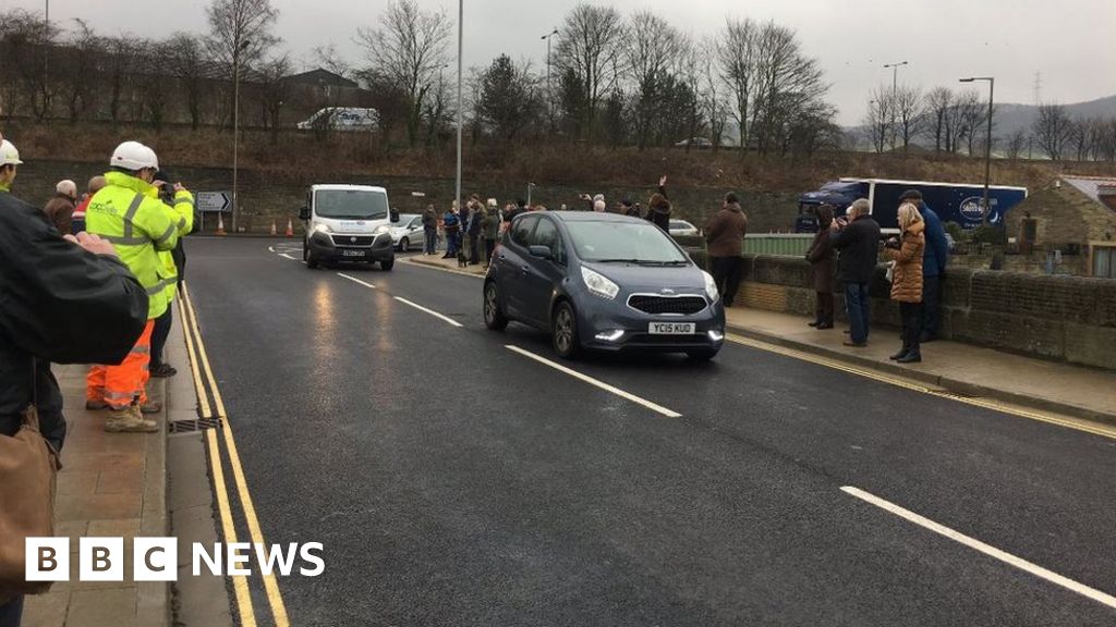 Elland's flood-hit bridge reopens after £5m build - BBC News