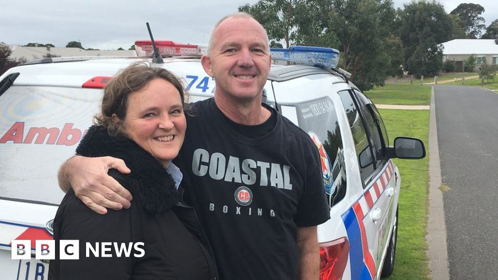 Paramedic suffering heart attack drives himself to hospital - BBC News