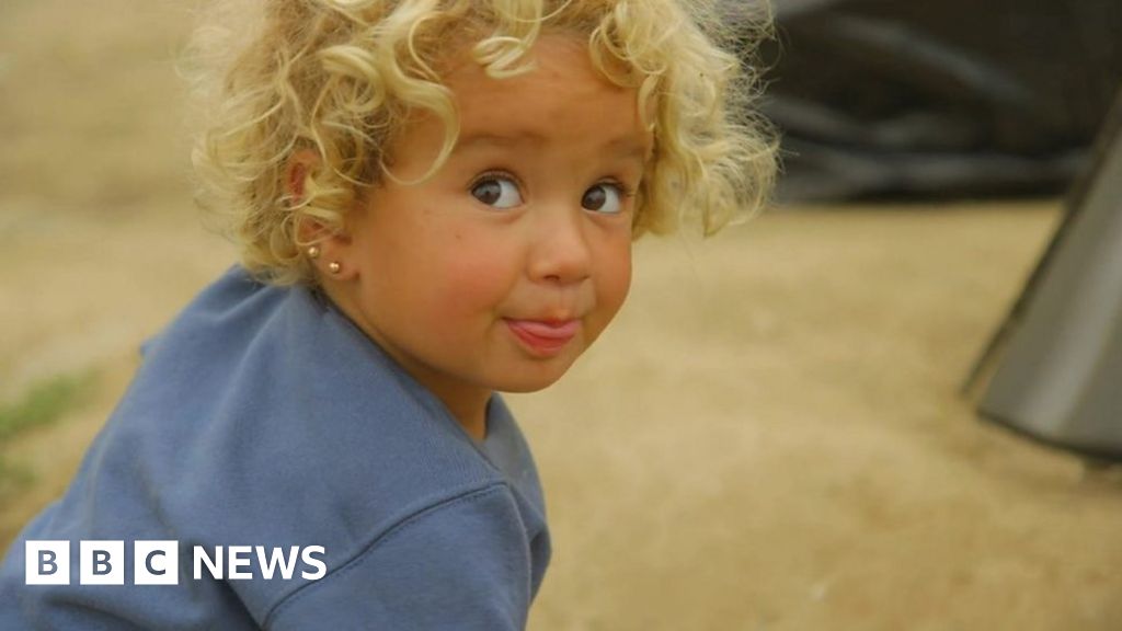 Born a refugee: Syria's war babies - BBC News