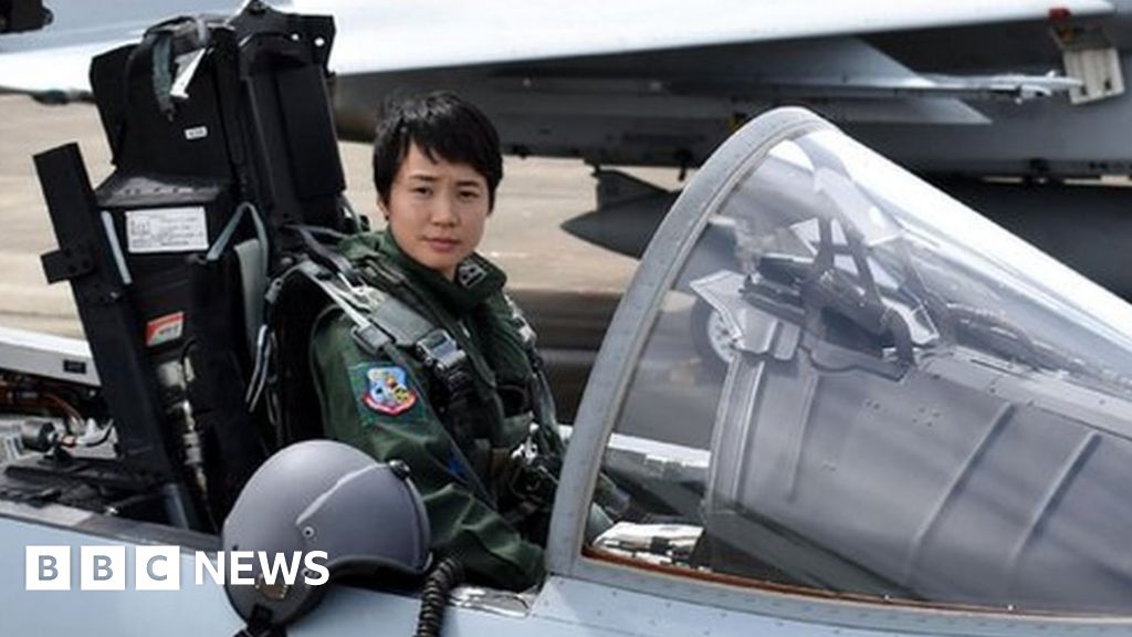 Japan's first woman fighter pilot to blaze a trail in skies - BBC News