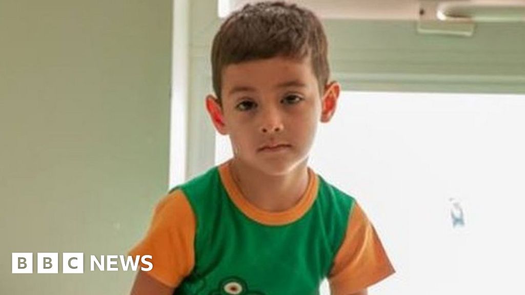 Argentina rescue: Huge search finds boy lost for day in desert - BBC News