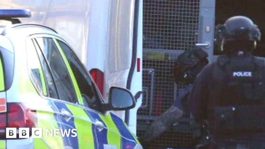 Nuneaton: 'Gunman captured and taken away' - BBC News