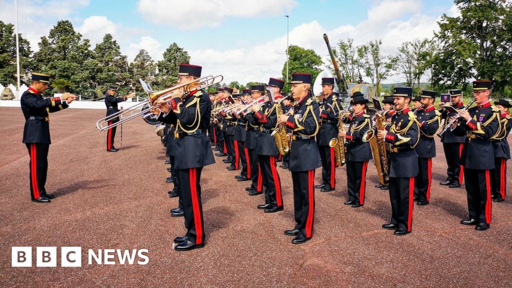 French band Musique de l'Artillerie for Edinburgh Tattoo - BBC News
