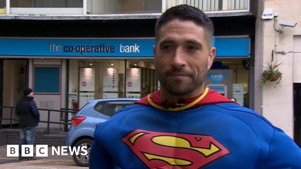 'Superman' foils cash machine robbery - BBC News
