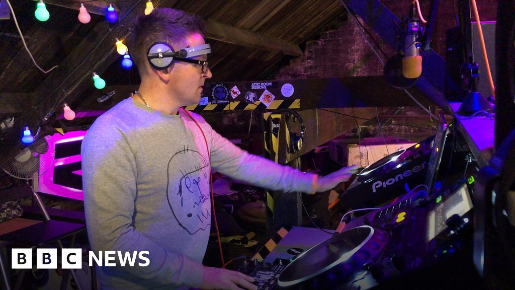 The deaf DJ who feels the beats - BBC News