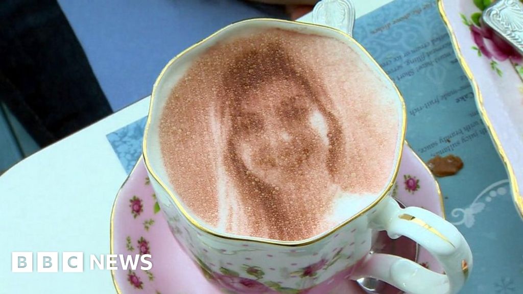 'Selfieccino' - Putting your face on a coffee - BBC News