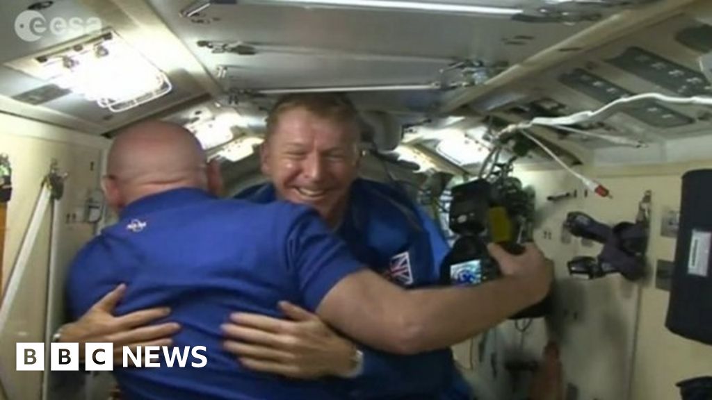 Tim Peake and crew board the ISS - BBC News