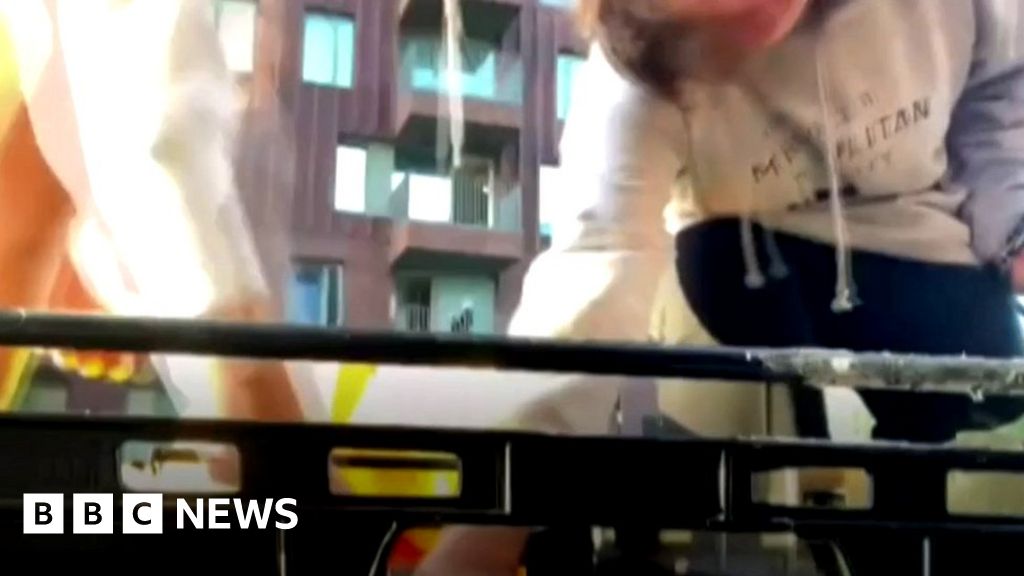 Coronavirus: Isolating student on living in lockdown - BBC News