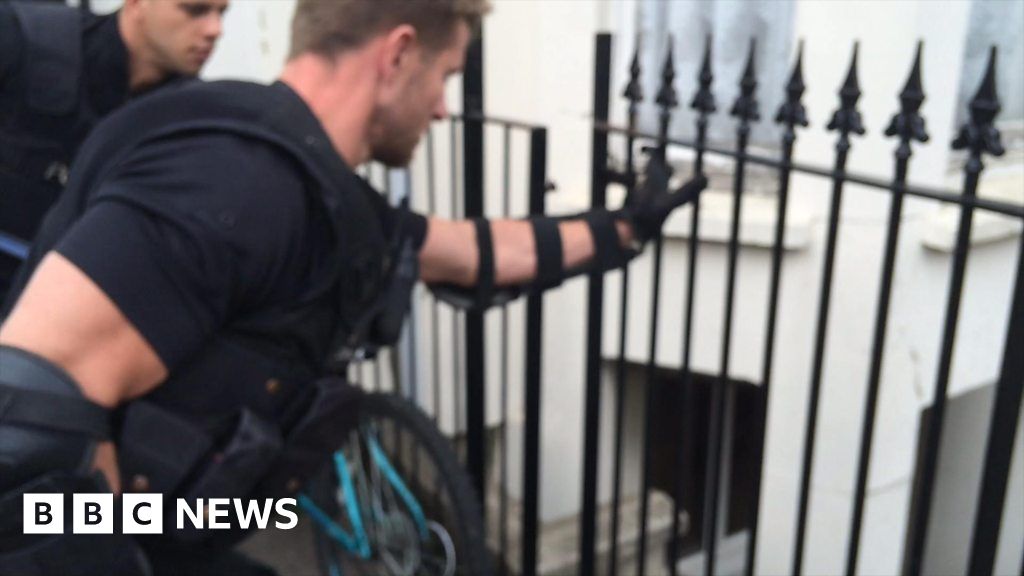 Police make a series of arrests for drug dealing - BBC News