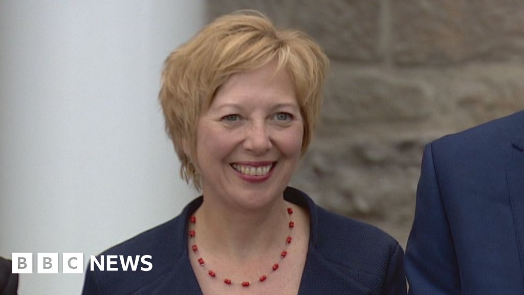 Labour appoint Lesley Laird as shadow Scottish Secretary - BBC News