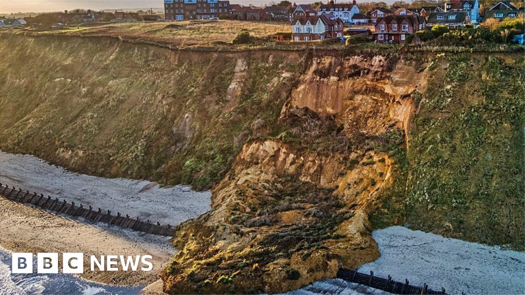 Mundesley: 'I looked at this cliff collapse in disbelief' - BBC News