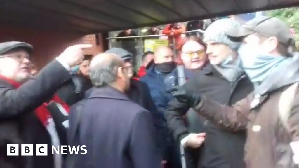 Sheffield Council leader called scab in picket line row - BBC News