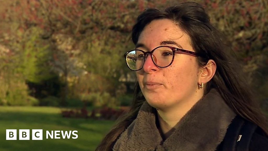 Covid: Graduation postponements in Wales 'like unclosed chapter’ - BBC News