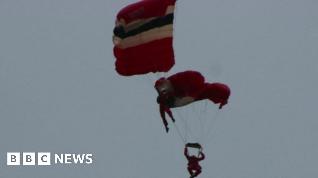 Red Devils: Mobile footage shows parachutists' mid-air drama - BBC News