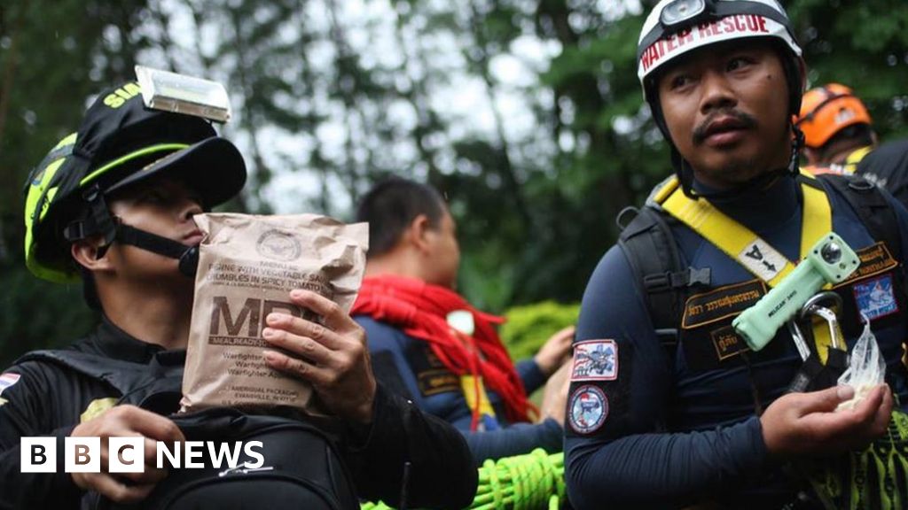 Thailand cave rescue: Floodwaters hinder search for footballers - BBC News