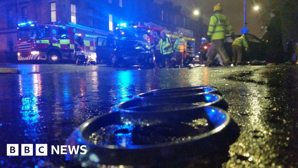 Three people hurt as crash closes part of A77 in Glasgow - BBC News