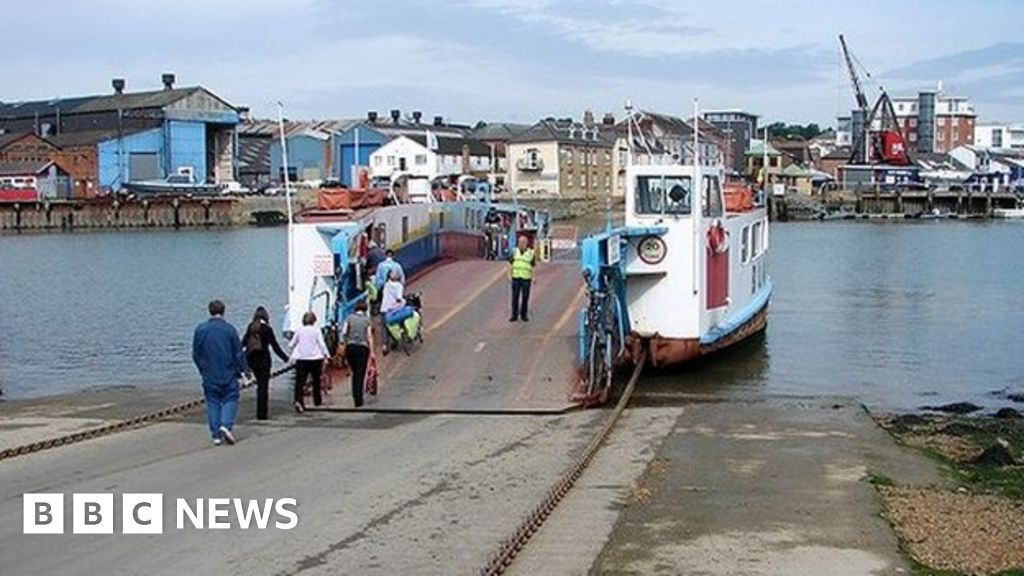 Cowes chain ferry restarts after worker was injured - BBC News
