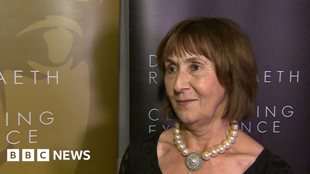 Review may leave BBC 'in real difficulty', says former boss - BBC News