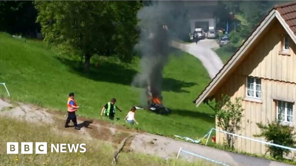 Richard Hammond recalls horror crash: I thought I was going to die - BBC News