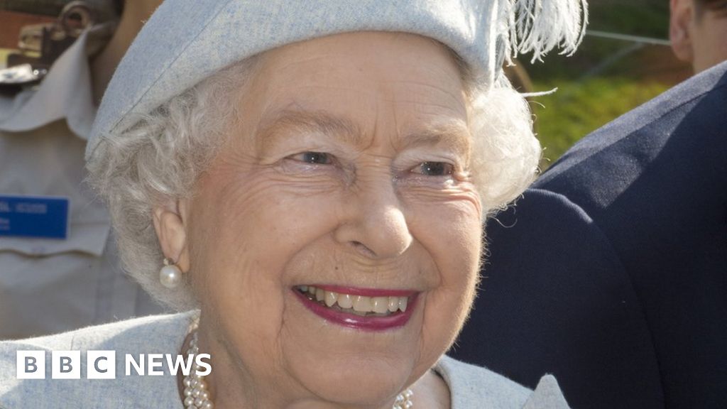 In pictures: The Queen opens London Zoo's new lion enclosure - BBC News