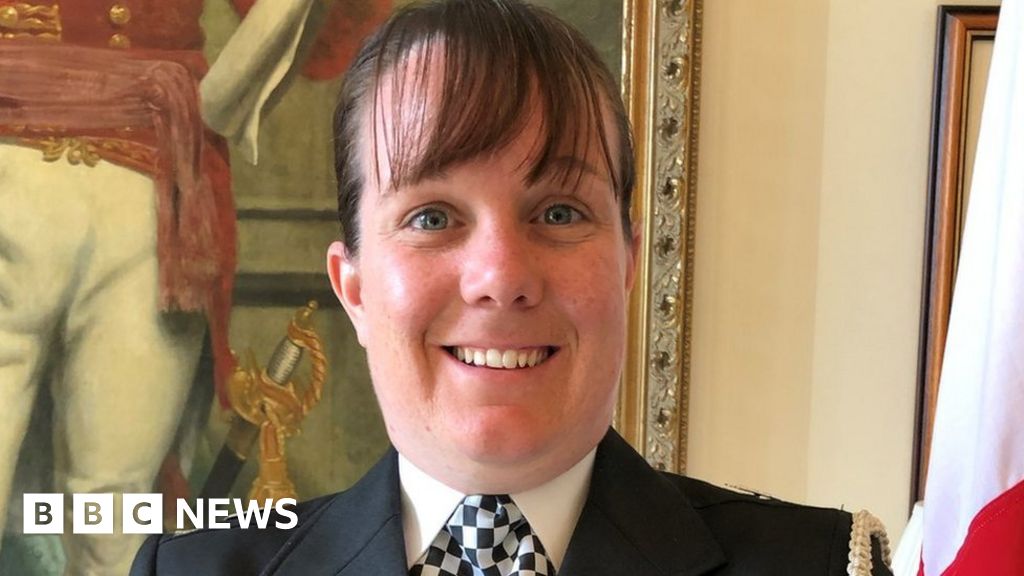 First Guernsey person receives Platinum Jubilee medal - BBC News