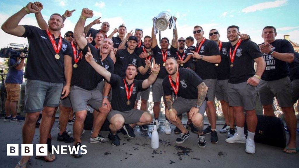 Hull FC fans fill city for Challenge Cup victory parade - BBC News