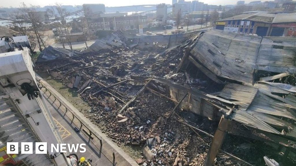 Southampton fire: Crews leave blaze near stadium - BBC News