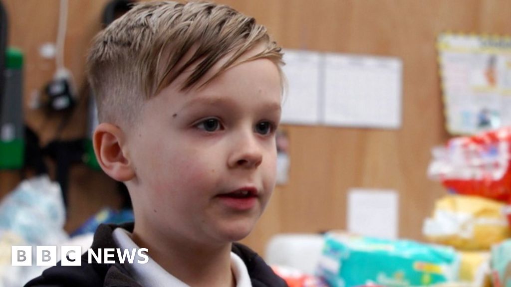 County Durham boy, 8, donates teddy to Ukrainian stranger - BBC News