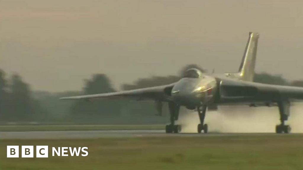 Footage shows last Vulcan bomber flypast - BBC News