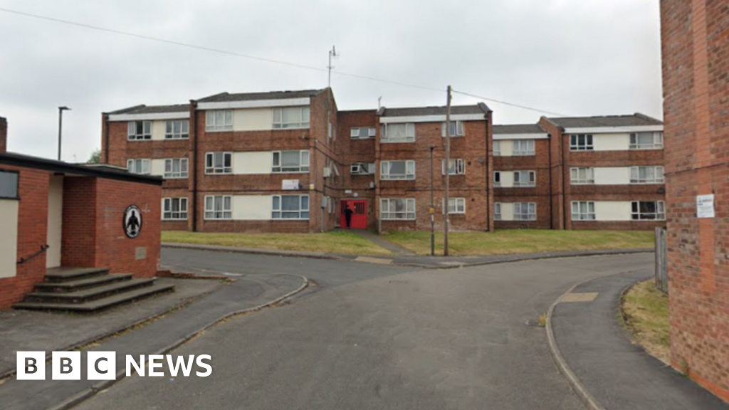 Ilkeston: Girls arrested after teenager injured in fight - BBC News
