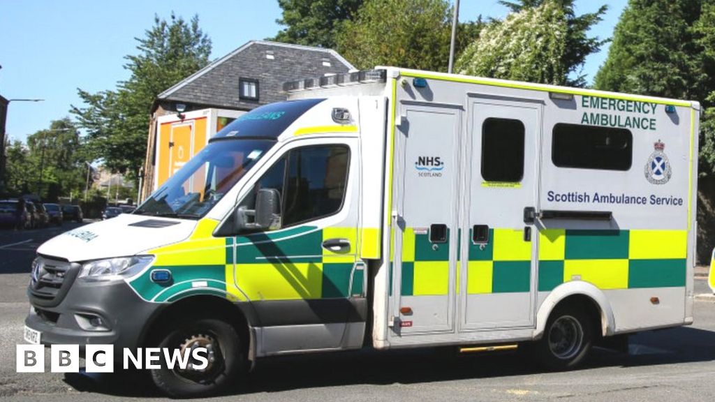 Scottish Ambulance Service in recruitment drive to ease pressure - BBC News
