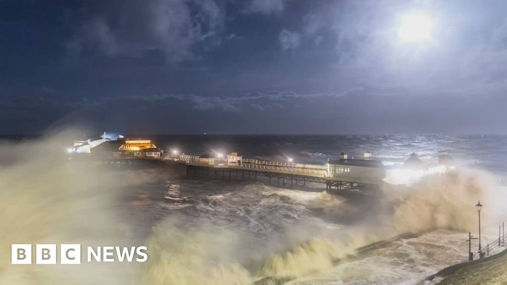 Storm surge: Clean-up starts on battered east coast - BBC News