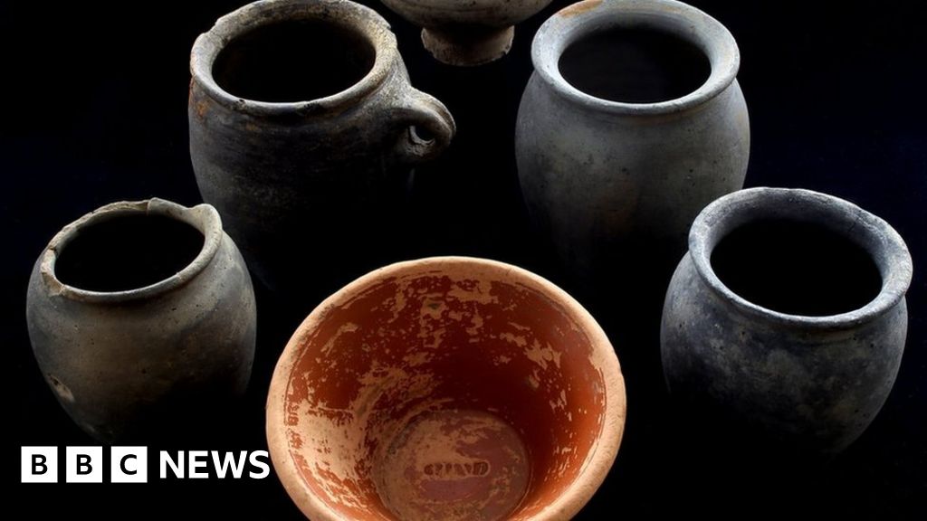 'Outstanding' Roman relics discovered at roadside - BBC News