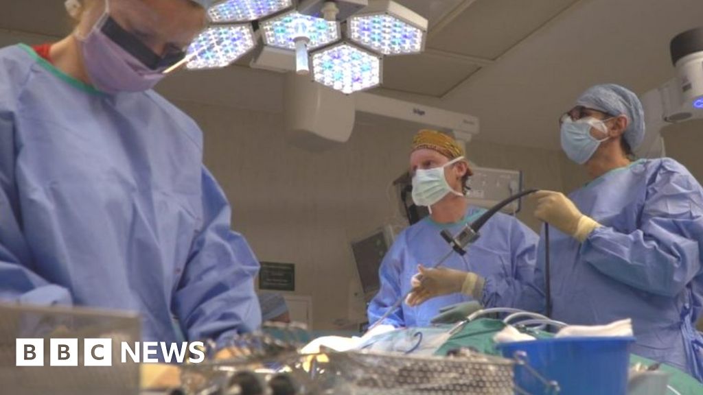 James Cook Hospital team cut out tumours aided by robots - BBC News