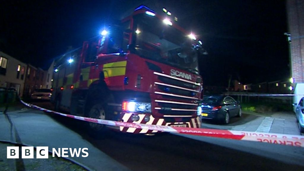 Three need treatment after Kidderminster flat fire - BBC News
