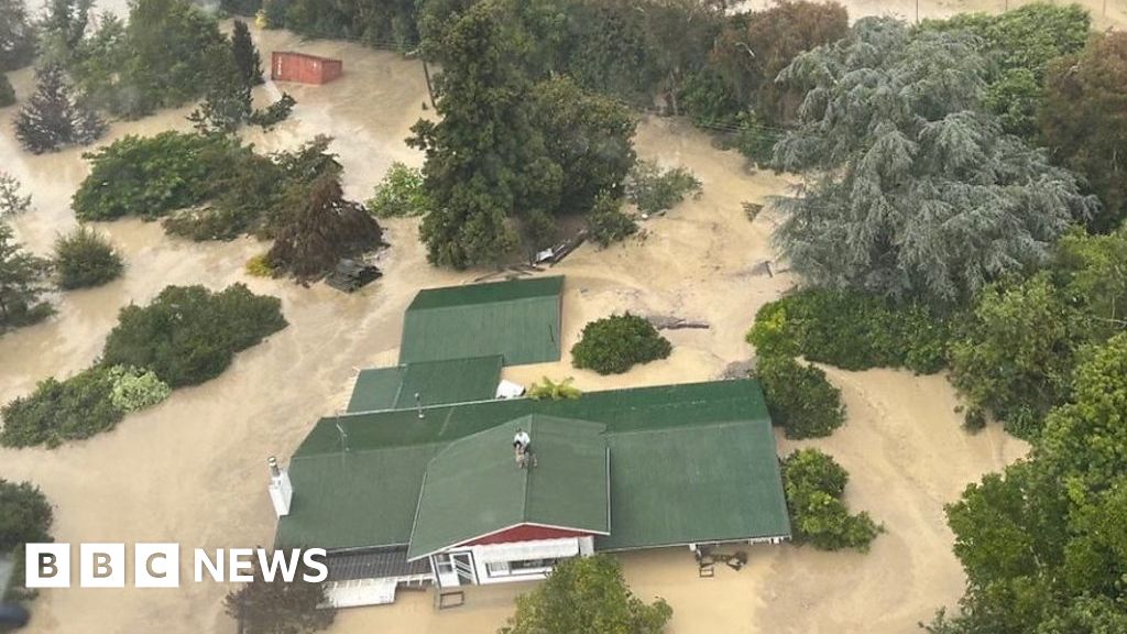Cyclone Gabrielle: Helicopters assess New Zealand devastation - BBC News