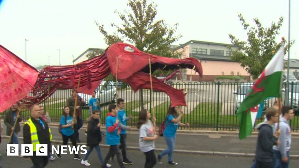 March welcomes Urdd National Eisteddfod to Flint in 2016 - BBC News