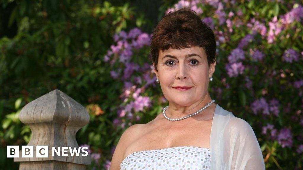 Terminally-ill Archers actress wants her character to survive - BBC News