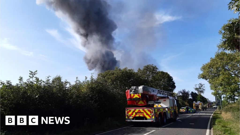 Northamptonshire: Fire prompts Brackley smoke-plume warning - BBC News