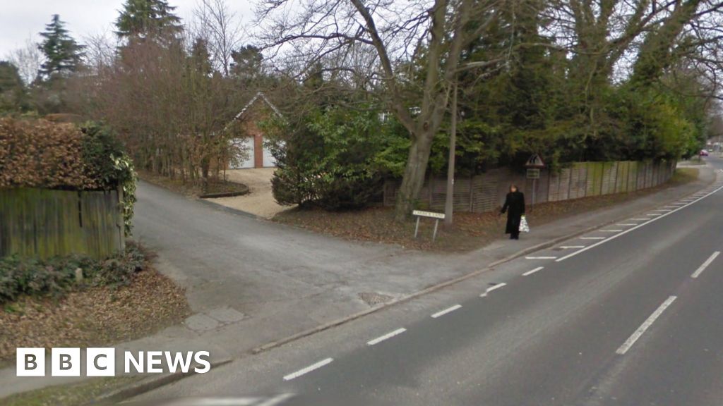 Man found dead in Yateley 'six hours after crash' - BBC News
