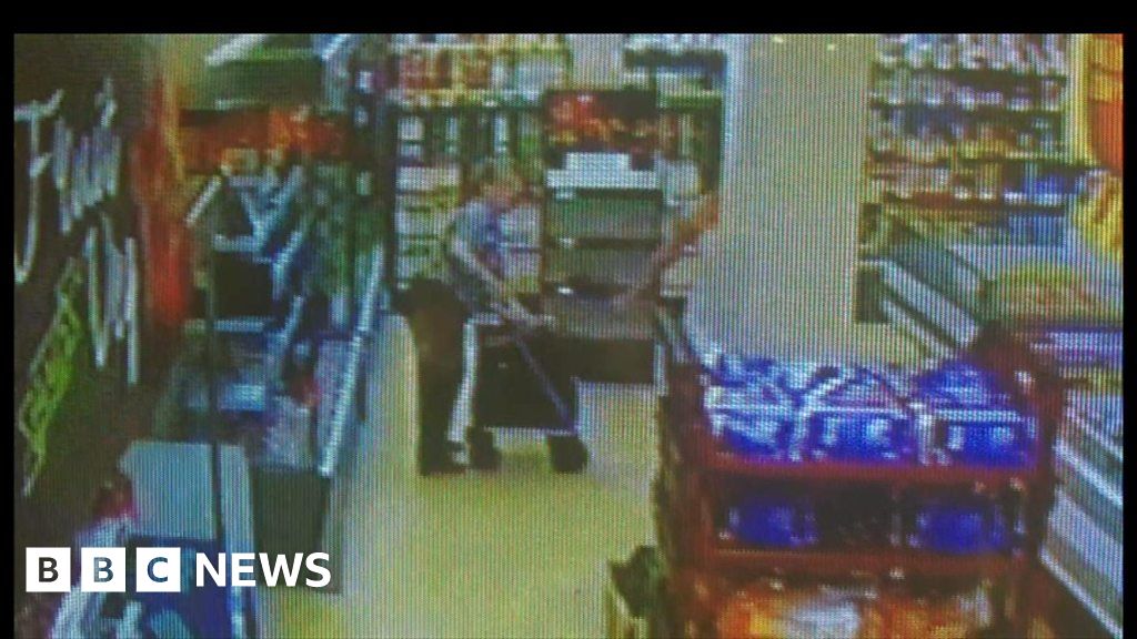 The moment elderly shopper rebuffs Iceland thief with bacon - BBC News
