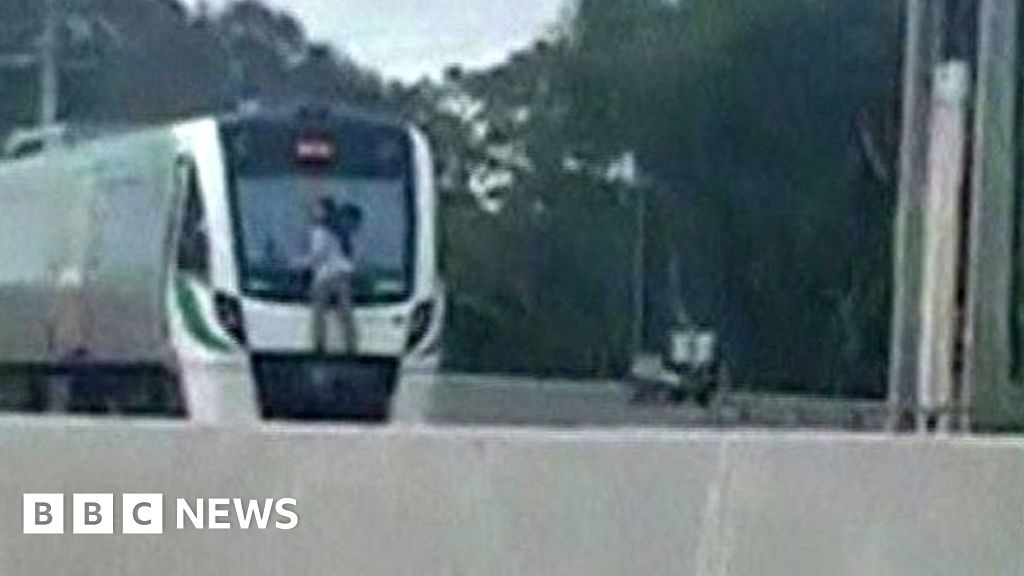 Man clings to train's windscreen wiper in Australia - BBC News