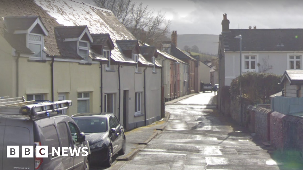 Brecon: Woman in hospital after fire in three houses - BBC News