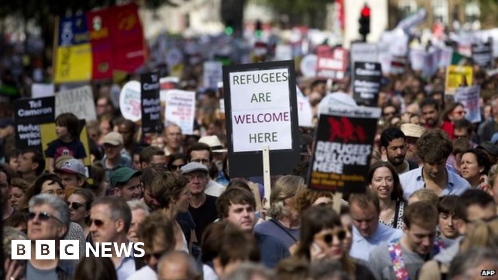 Migrant crisis: Thousands rally for refugees in London - BBC News