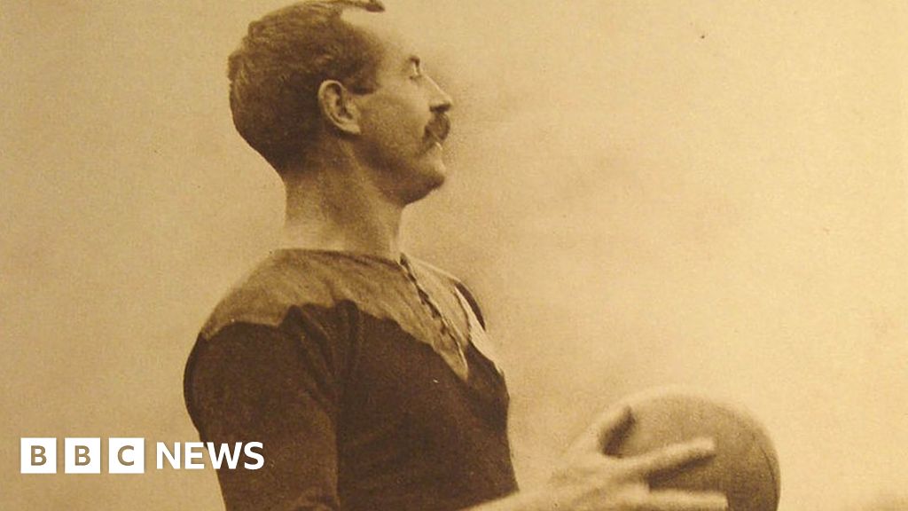Dave Gallaher 1905 All Blacks jersey sells for £180,000 - BBC News