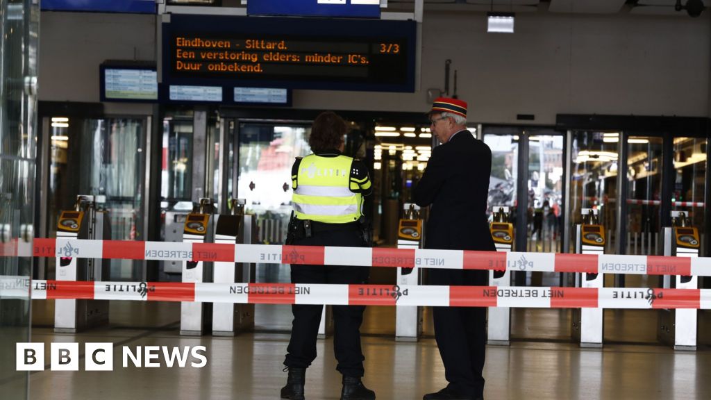 Amsterdam station: Suspect shot after double stabbing Amsterdam station: Suspect shot after double stabbing