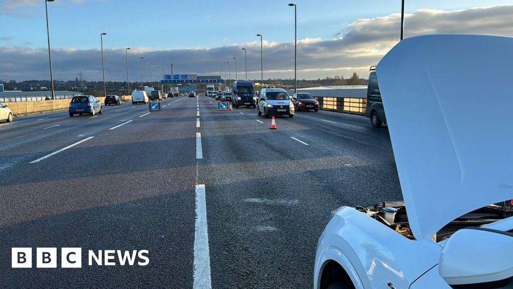 Aston Expressway disruption after four-car crash - BBC News