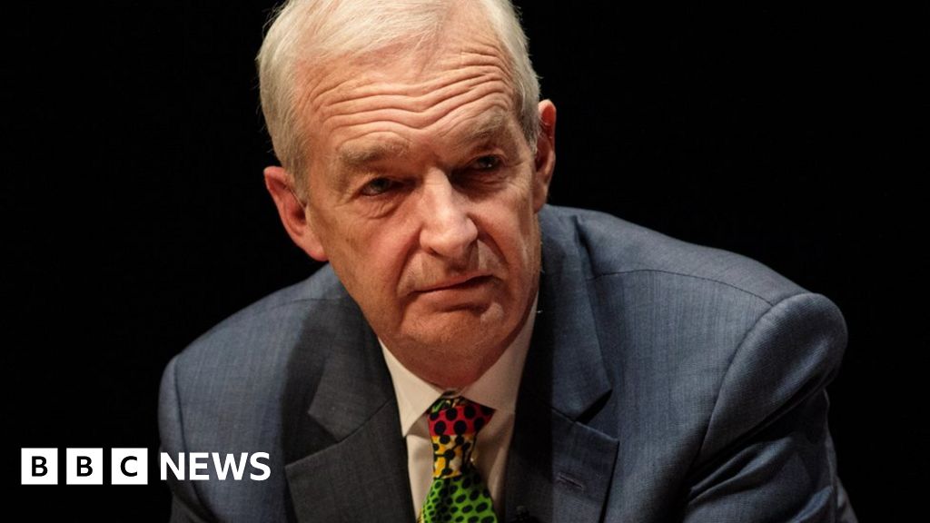 Jon Snow: Channel 4 News host takes 25% pay cut - BBC News