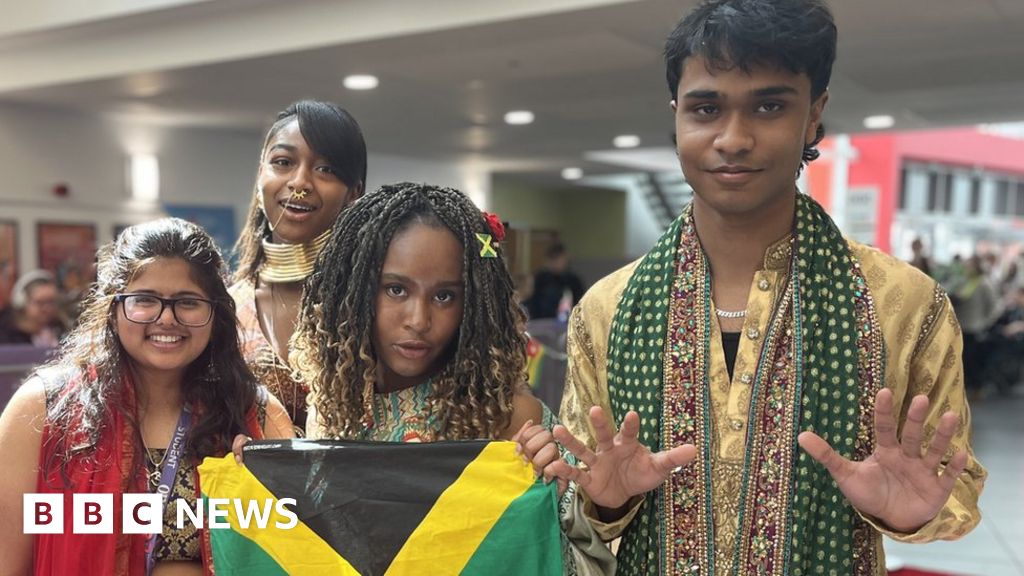 Suffolk One students celebrate their different cultures - BBC News